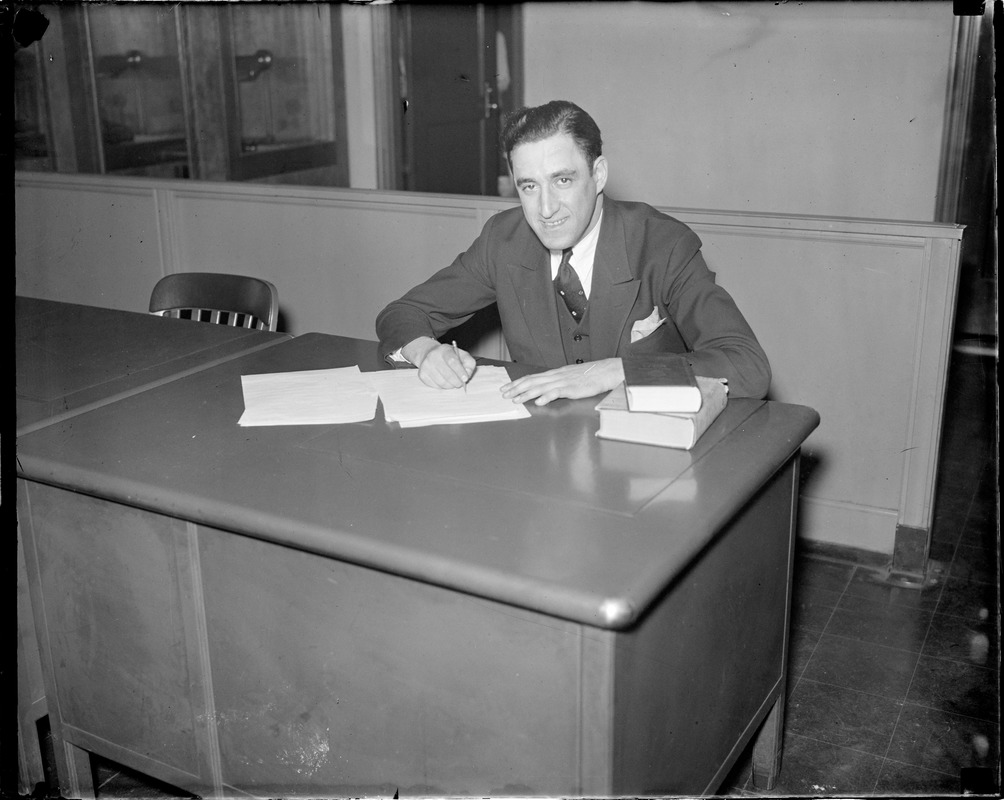 Escape electric chair last minute - Louis Barrett, Clement Moway ...