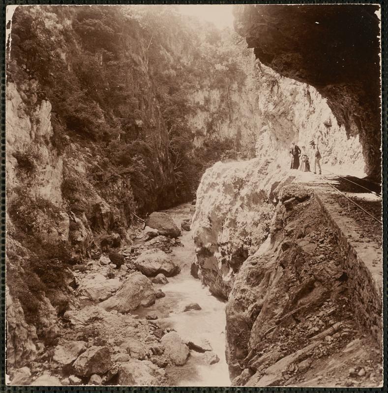 Sightseers at Vale of Tempe - Digital Commonwealth