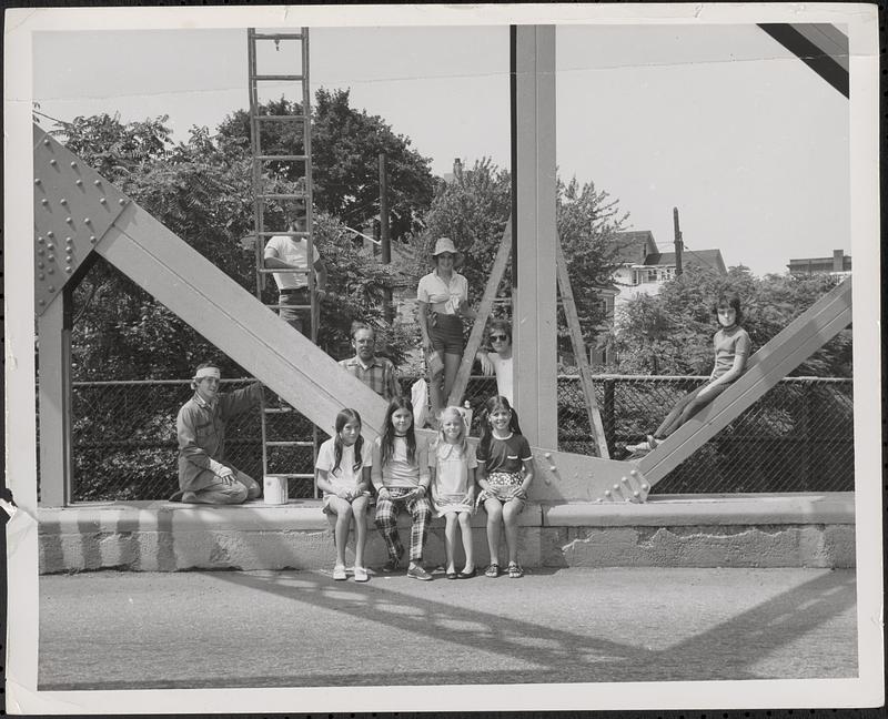 Mayor Lester Ralph & kids - Digital Commonwealth