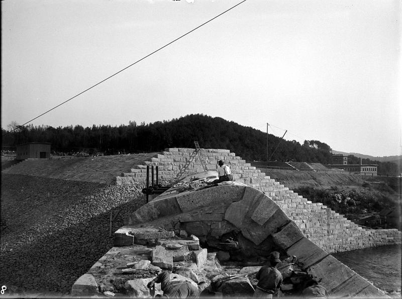 Red Bridge - Workmen on crest of rollway filling gap on dam proper ...