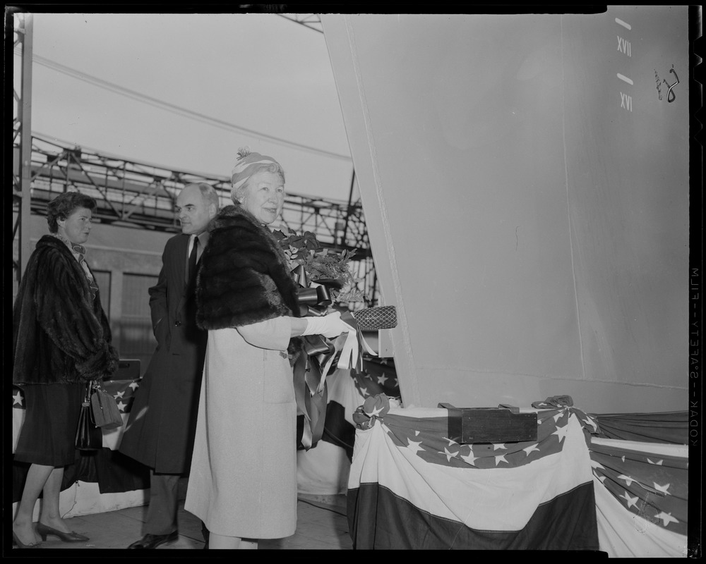 Sponsor Susan Bainbridge Goodale christening USS Bainbridge with ...