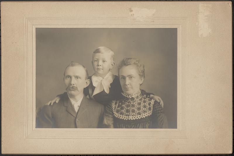 Mr. and Mrs. Hanscom shown with Willis, as a four year old - Digital ...