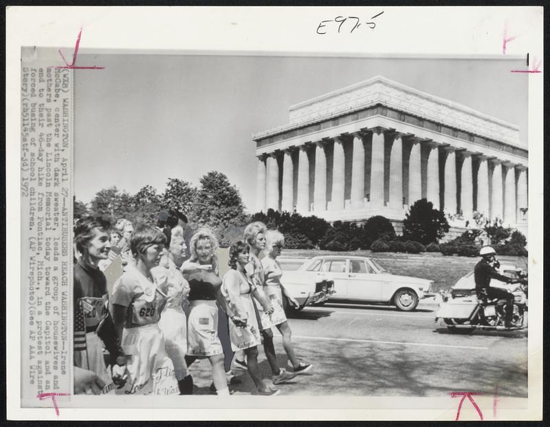 Washington -- Antibusers Reach Washington -- Irene McCabe, center with ...