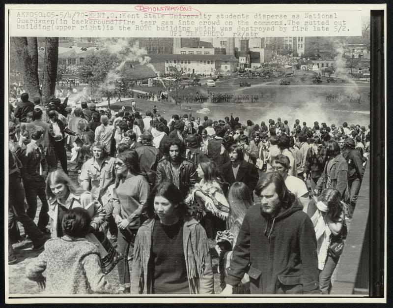 Kent State University students disperse as National Guardsmen(in ...