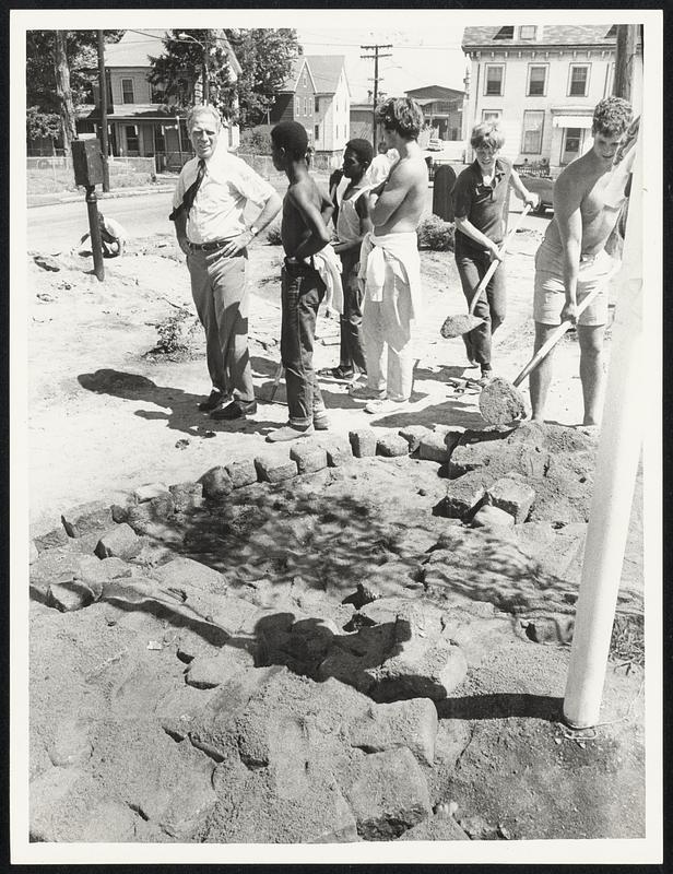 Summer Work Program Mayor Kevin White visits Memorial Mall. Doucett Sq ...