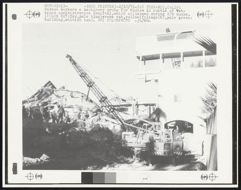 Rescue workers & machinery probe for bodies in rubble of Veterans ...