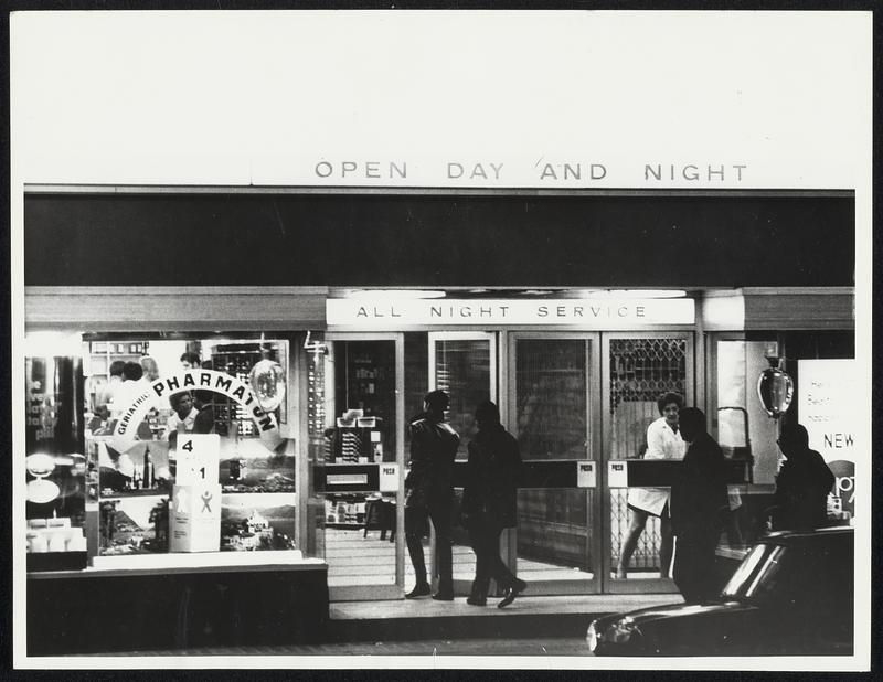 Grim Midnight at Piccadilly Circus London: This Piccadilly Circus shop ...