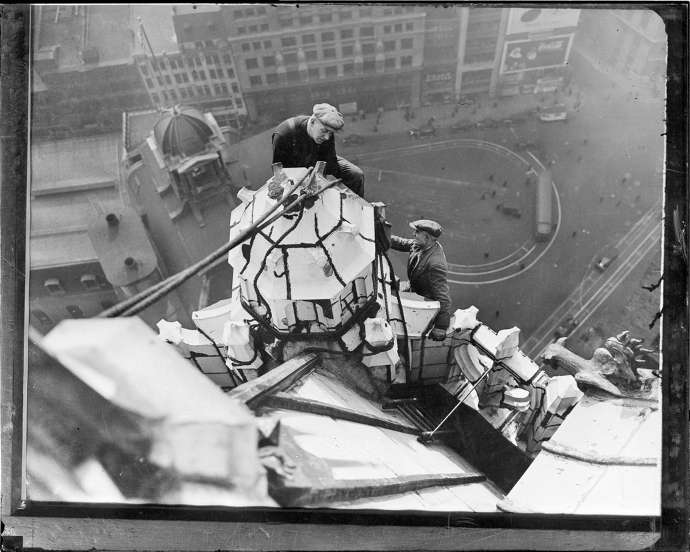 Steeplejacks on Woolworth Building, New York - Digital Commonwealth