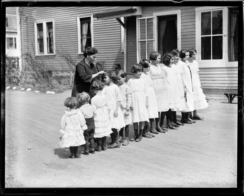 Family with thirteen children - Digital Commonwealth