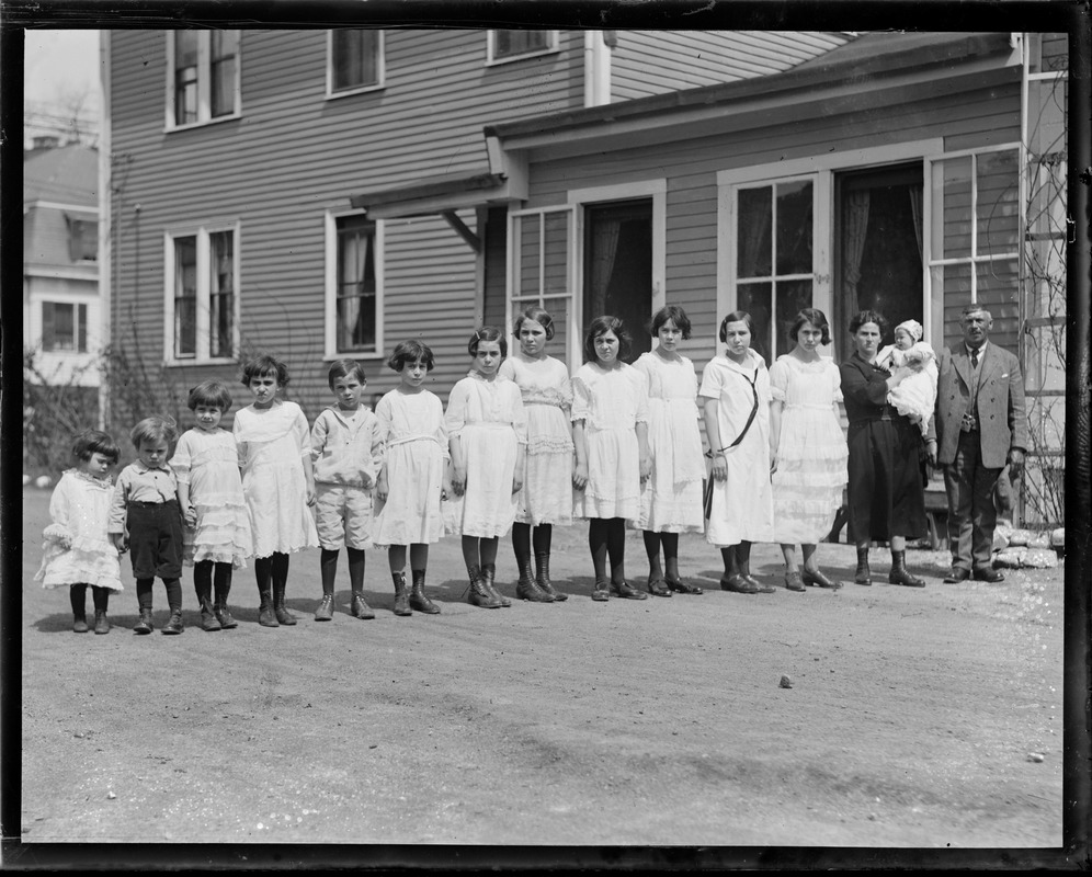 Family with thirteen children - Digital Commonwealth