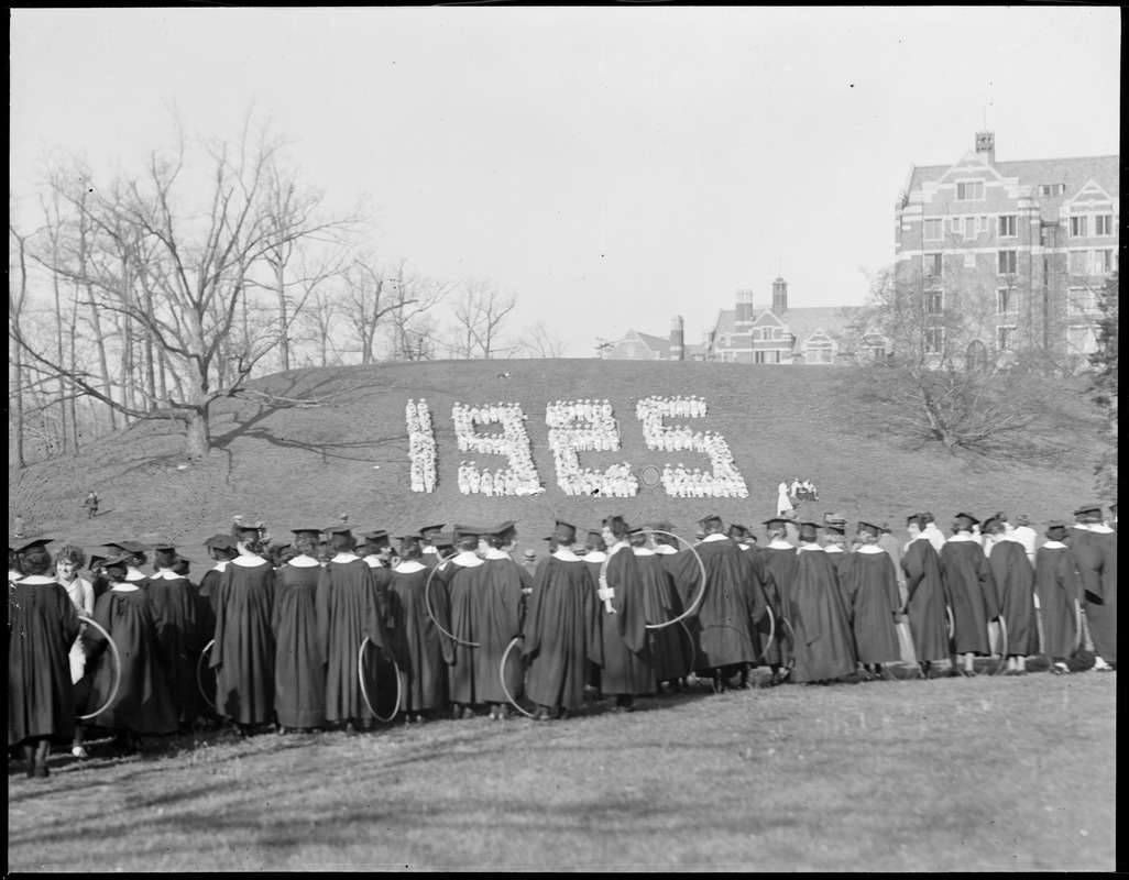 Wellesley girls form "1925" - Digital Commonwealth