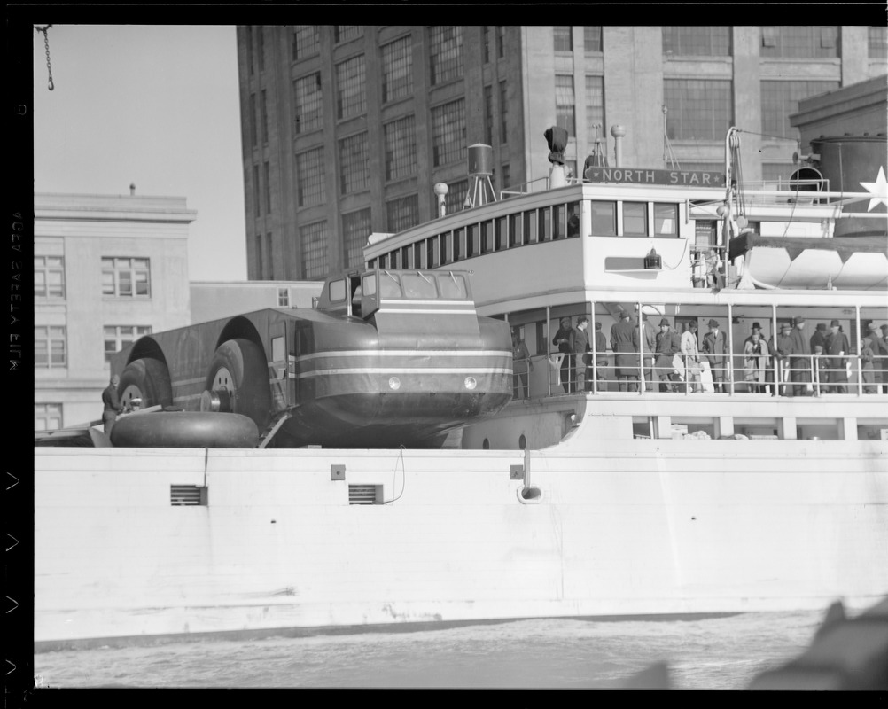 Vehicle for Byrd's North Pole expedition - Digital Commonwealth