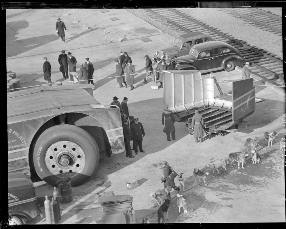 Vehicle for Byrd's North Pole expedition - Digital Commonwealth