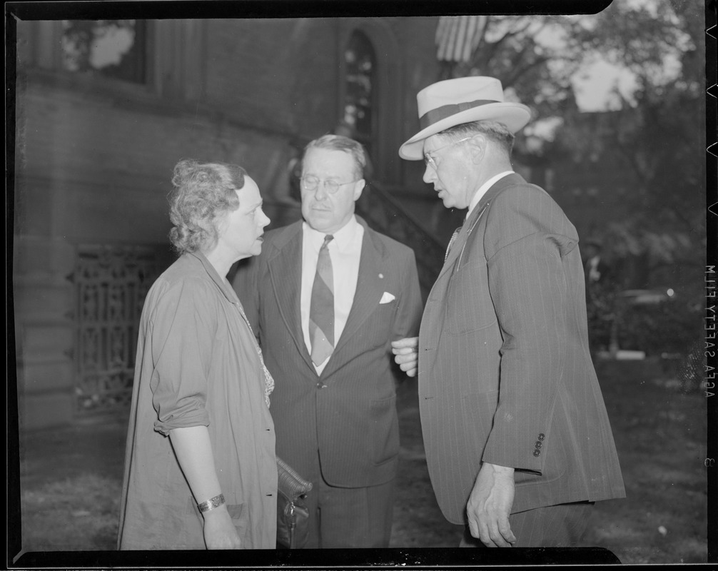 Boston police detectives at crime scene of woman's home - Digital ...