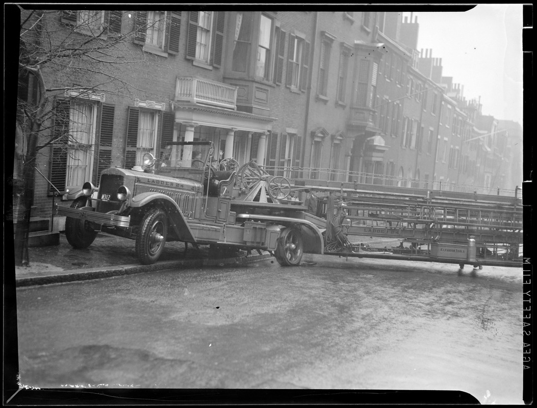Fire engine takes wide turn and goes through the sidewalk - Digital ...