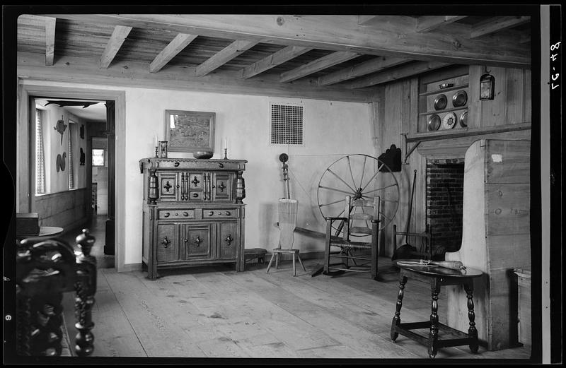 A typical New England living room, late 17th century, Antiquarian House ...