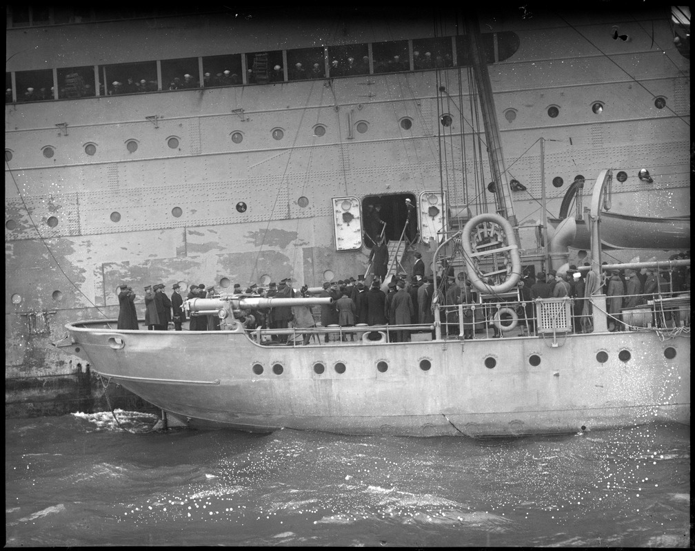 Pres. Wilson boards launch on arrival in Boston after first trip to ...