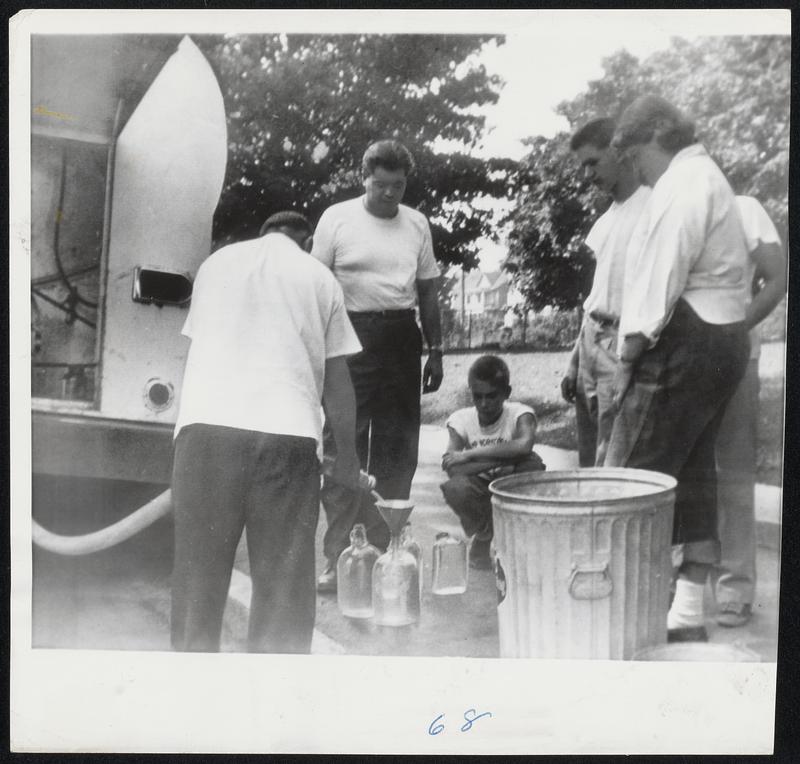 Water line in Connecticut- Residents of Torrington line up for fresh ...