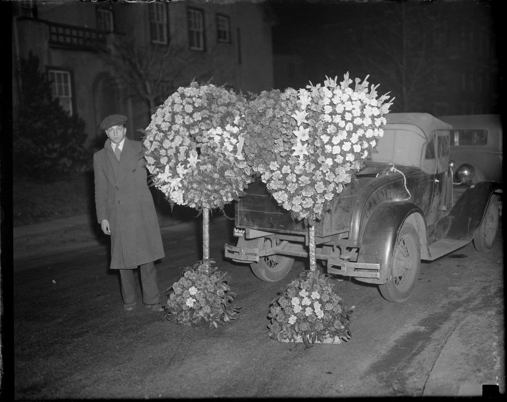 "King" Solomon funeral. Floral arrangement. One of many sent. - Digital ...