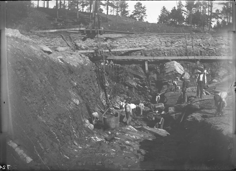 Red Bridge - Men digging on dam foundations - Digital Commonwealth
