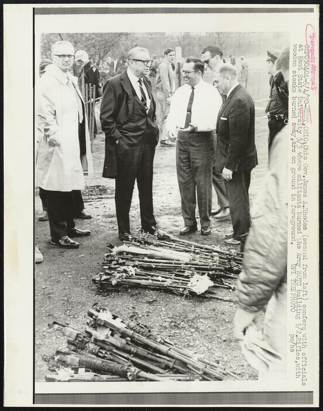 Ohio Gov. James A. Rhodes (second from left) confers with officials at ...