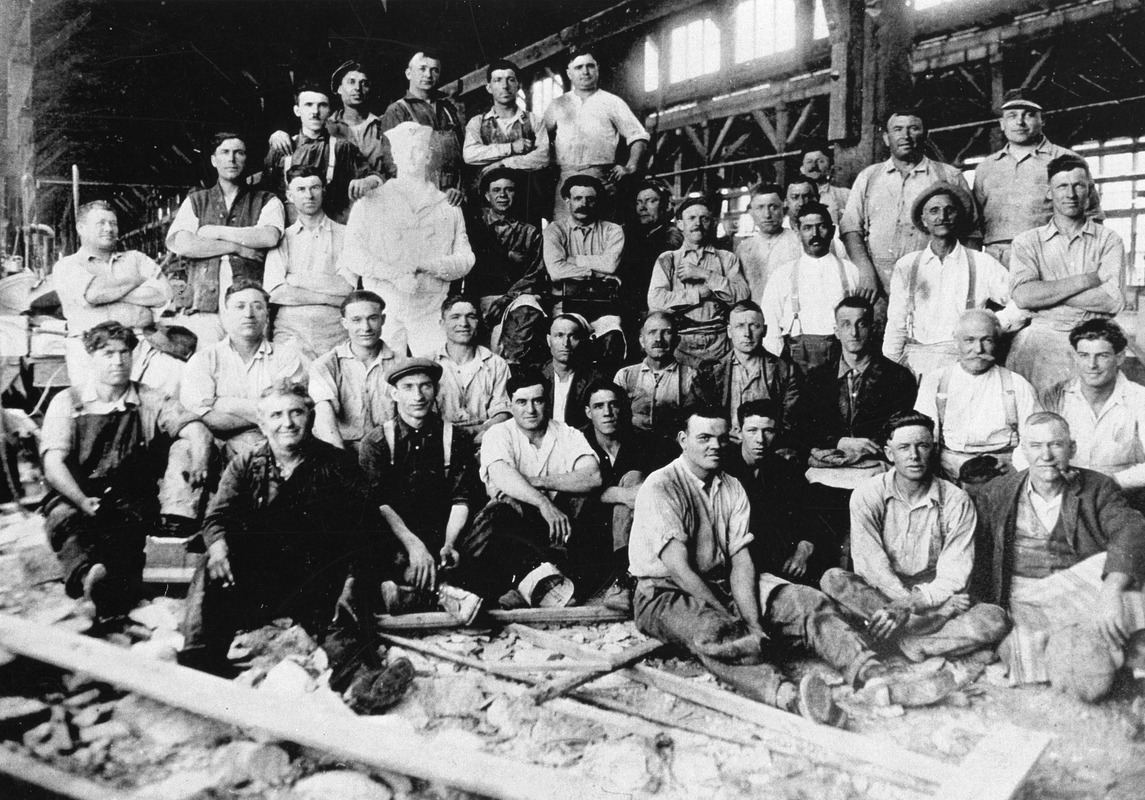 Granite workers carving sailor monument - Digital Commonwealth