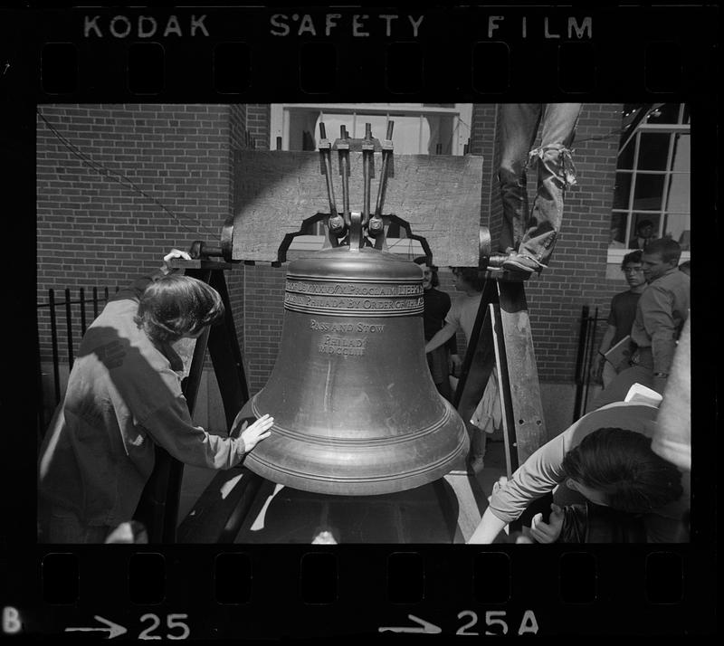 Kent State shootings demonstration: Demonstrators ring State House bell ...
