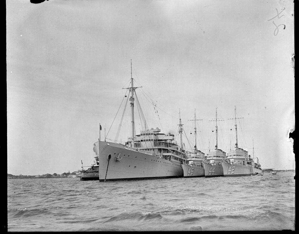 Destroyer tender with three 4-stack destroyers at Provincetown ...