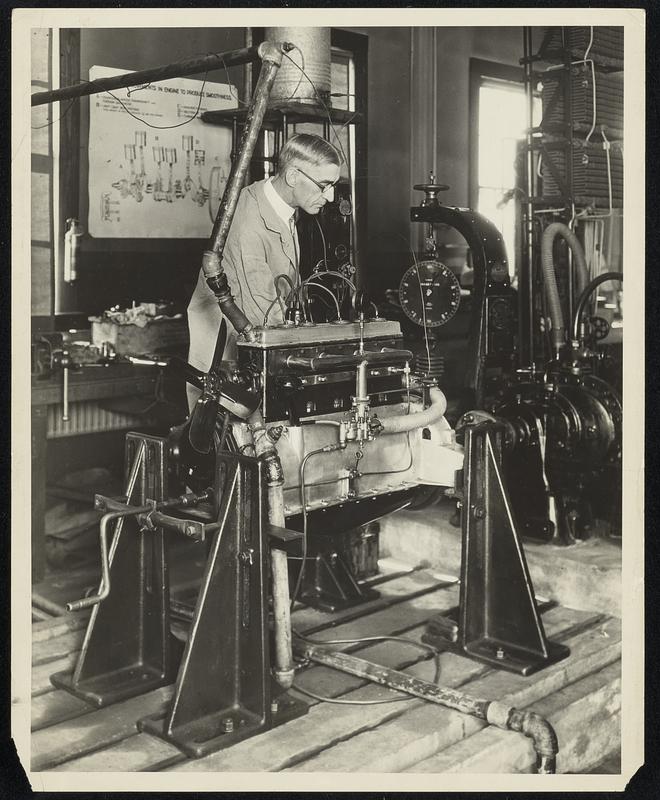 The single sleeve valve four-cycle automobile engine, designed on a new ...