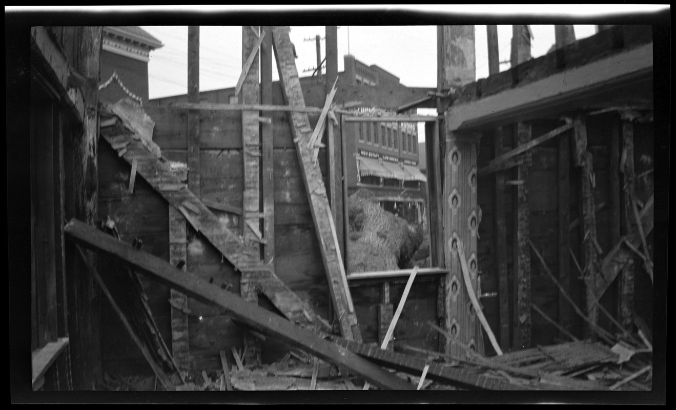 Demolishing of Benjamin Thompson house - Digital Commonwealth