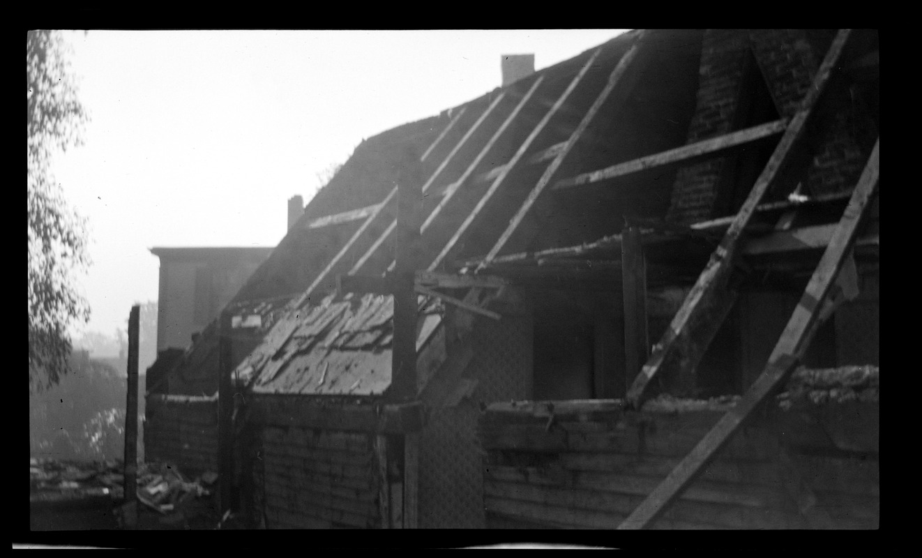 Demolishing of Benjamin Thompson house - Digital Commonwealth