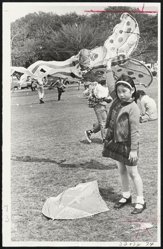 Little Ann Yuen gets set to launch her butterfly kite yesterday in “The ...