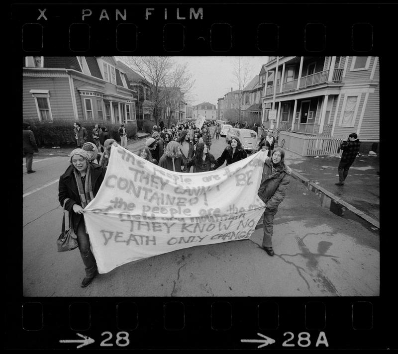 Feminist parade marchers, Putnam Avenue, Cambridge - Digital Commonwealth