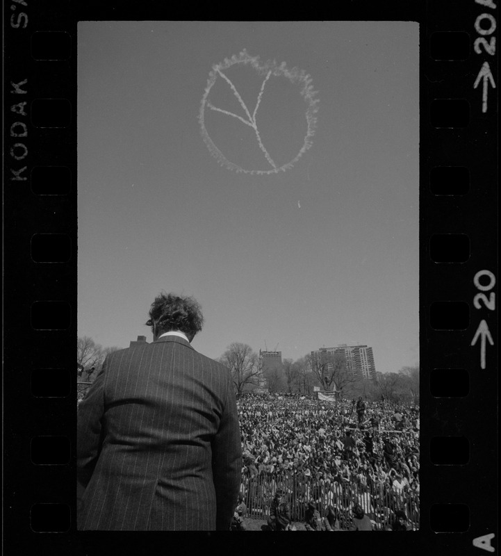 The handwriting is in the sky for Indiana Sen. Vance Hartke as he gives ...