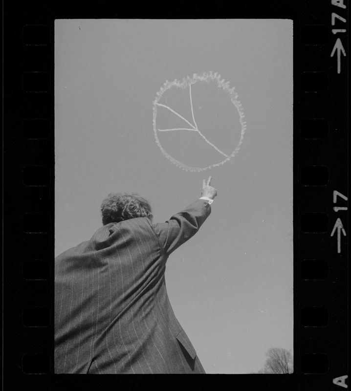The handwriting is in the sky for Indiana Sen. Vance Hartke as he gives ...
