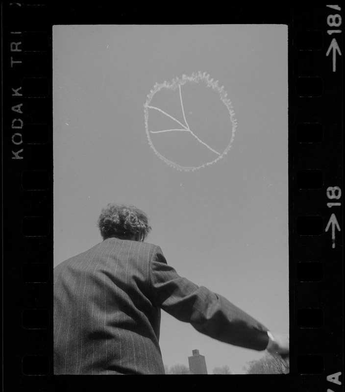 The handwriting is in the sky for Indiana Sen. Vance Hartke as he gives ...