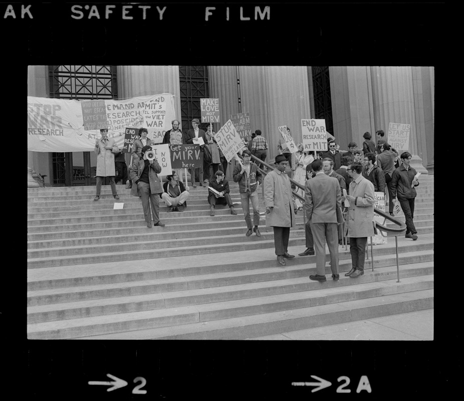 MIT student protest prepares to march to implementation lab in protest ...