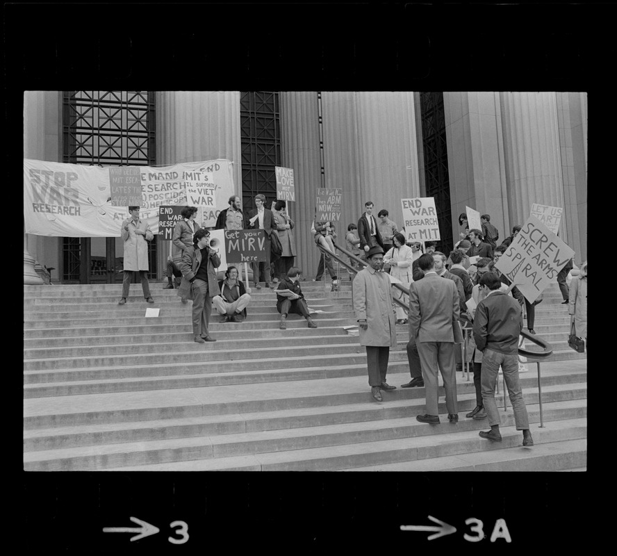 MIT student protest prepares to march to implementation lab in protest ...