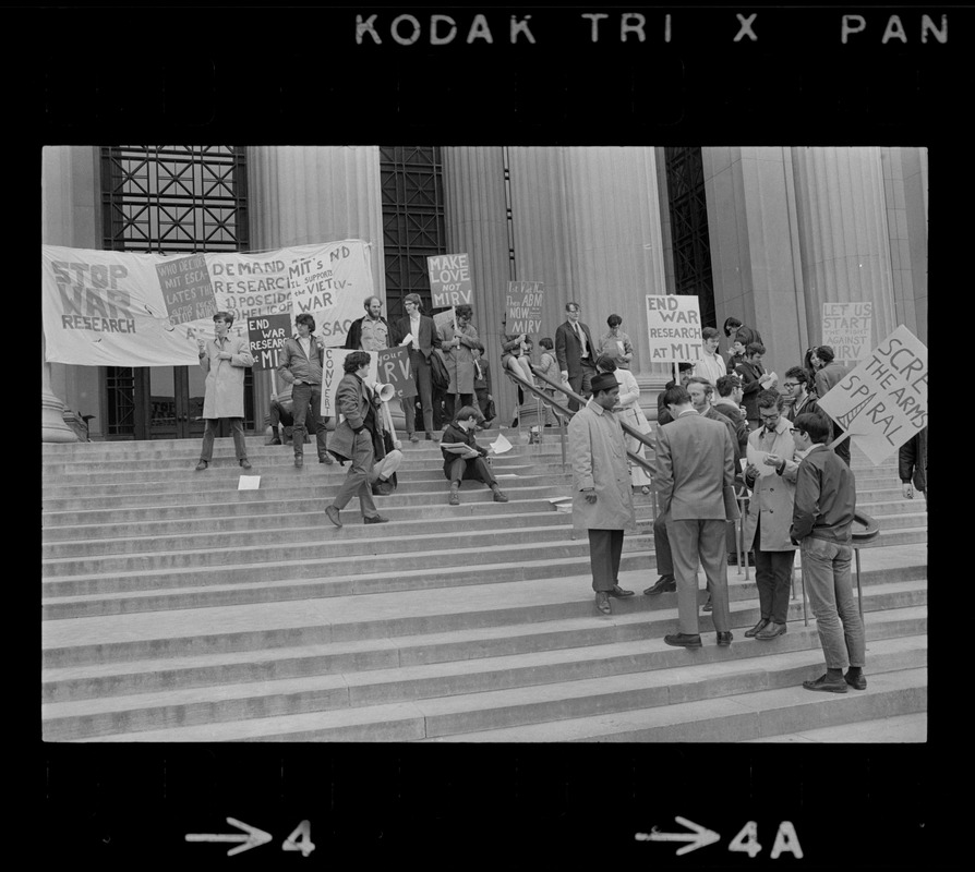 MIT student protest prepares to march to implementation lab in protest ...