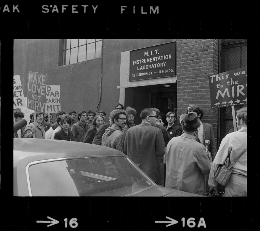 MIT students picket instrumentation lab at MIT Cambridge campus in ...