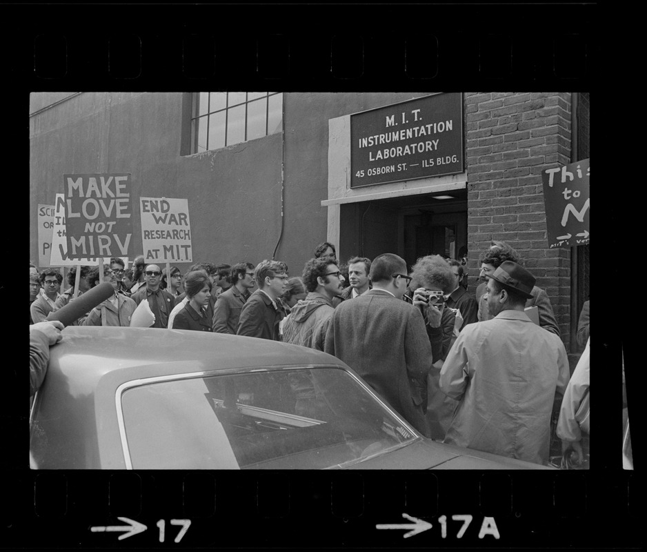 MIT students picket instrumentation lab at MIT Cambridge campus in ...