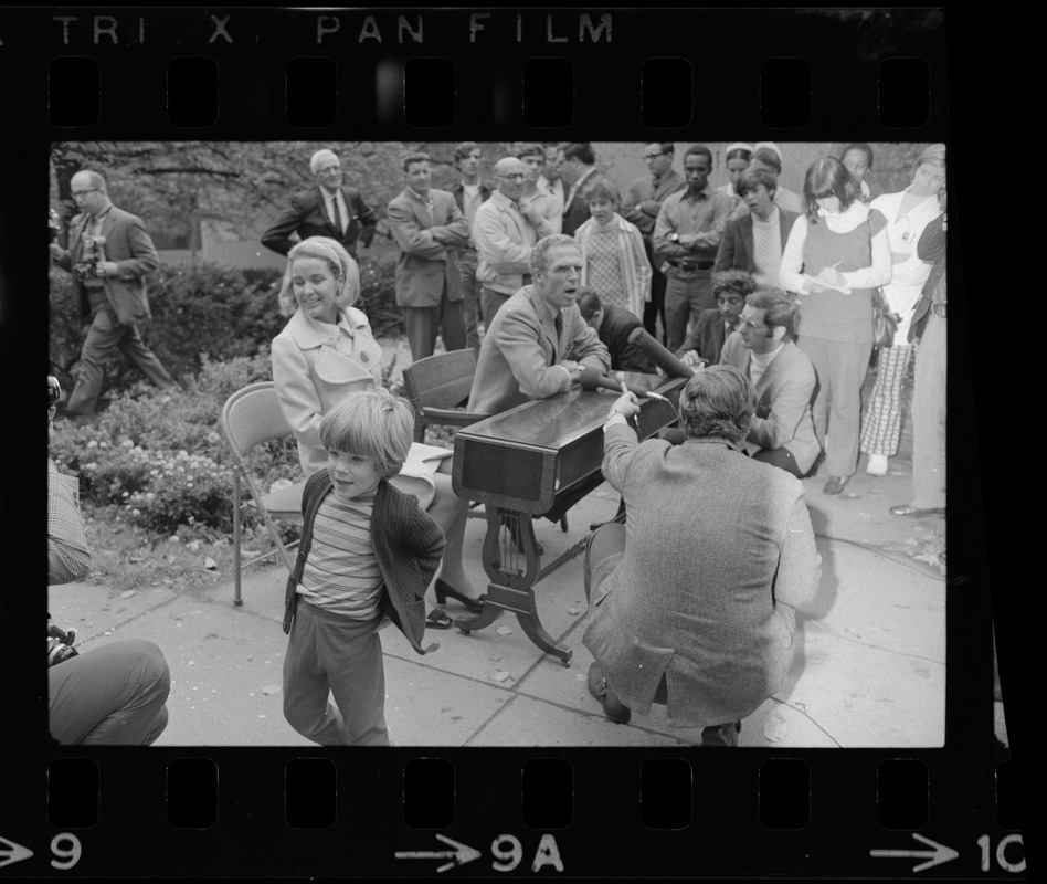 Boston Mayor Kevin White and Kathryn White holding press conference ...