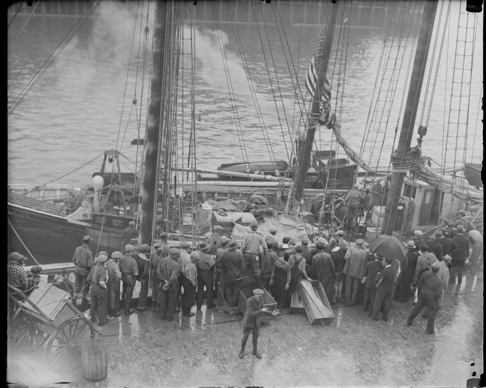 SS Fairfax victims being brought in by fishing dragger Rainbow at South ...