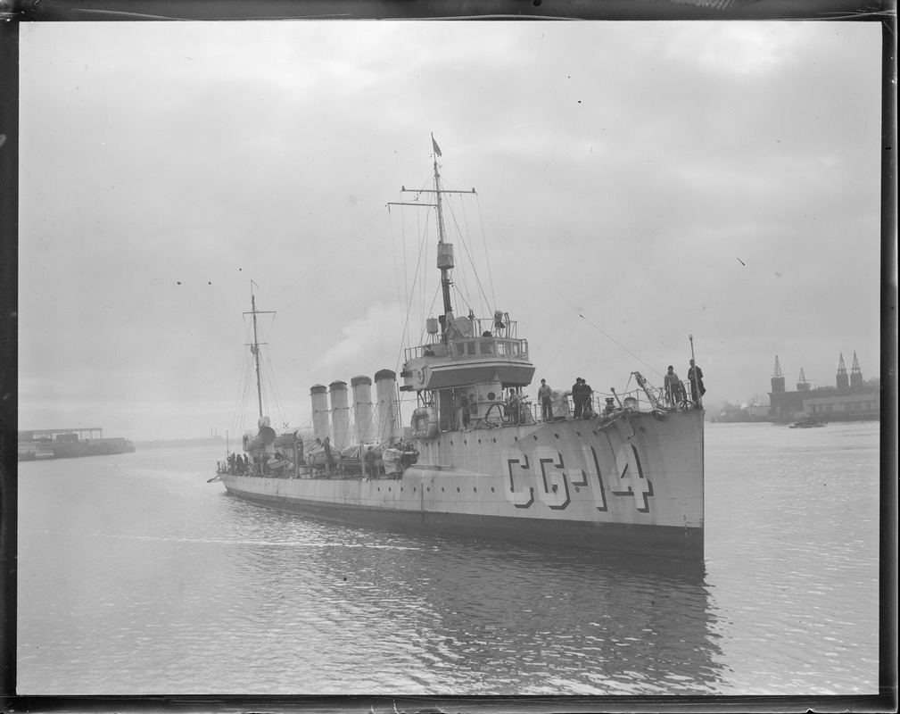Coast Guard destroyer 'McCall bringing in rescued crew from burning ...