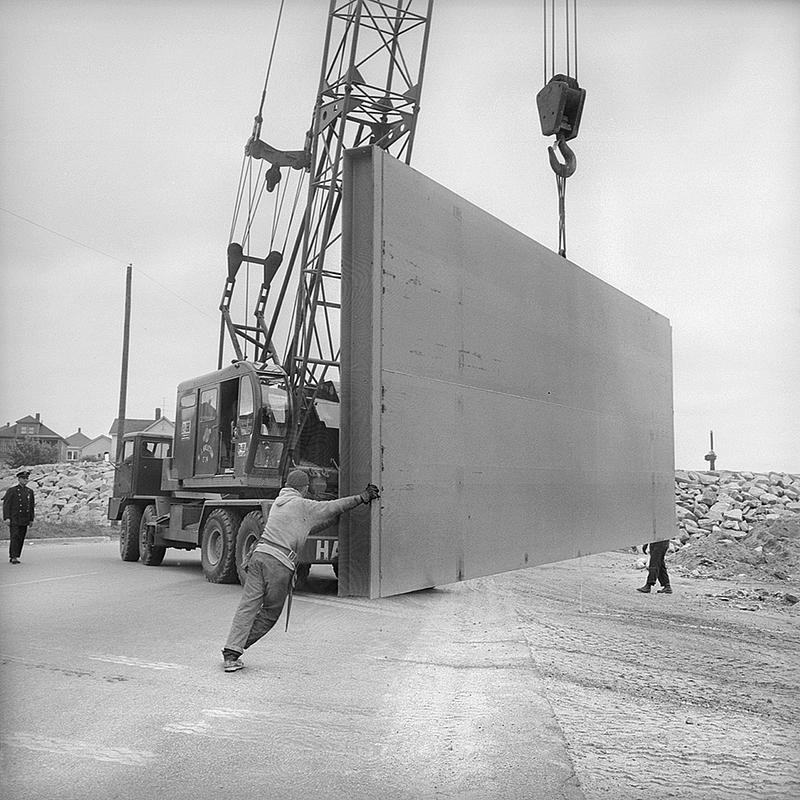 Installing Hurricane Barrier gates, West Rodney French Boulevard, New ...