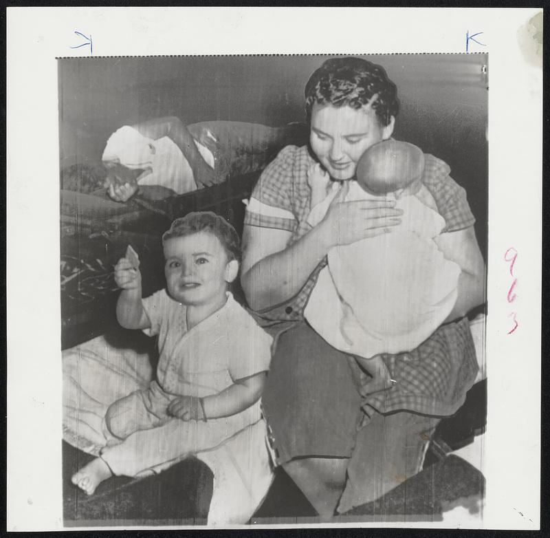 Refugees from Hurricane Ione in Wilmington, N.C., are Mrs. James F ...