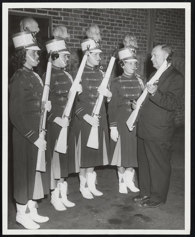 Present Arms--Six hundred persons will attend a dinner at the Sherry ...