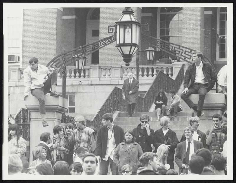 State House. Crowd sitting & running all over the place. - Digital ...
