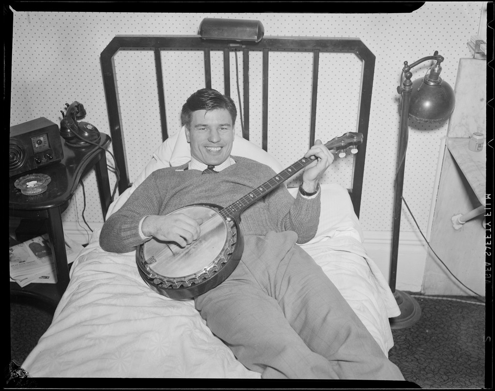 Men with banjo - Digital Commonwealth