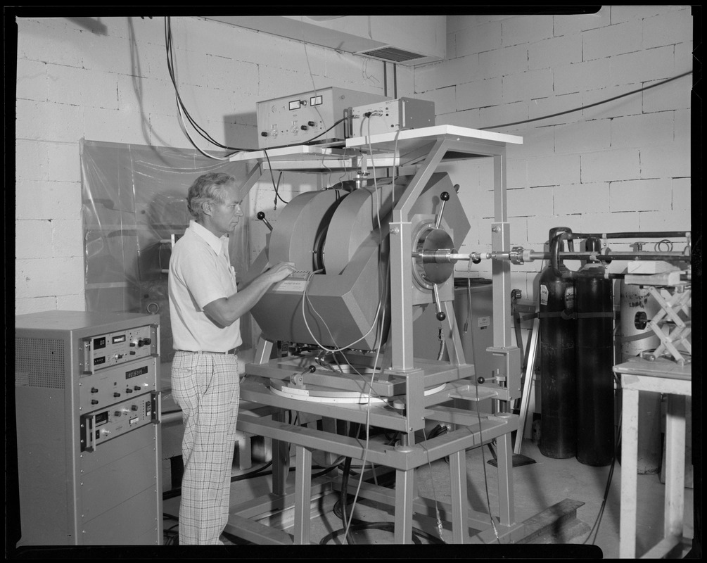 Radiation lab, spectrometer in Linac cell - Digital Commonwealth